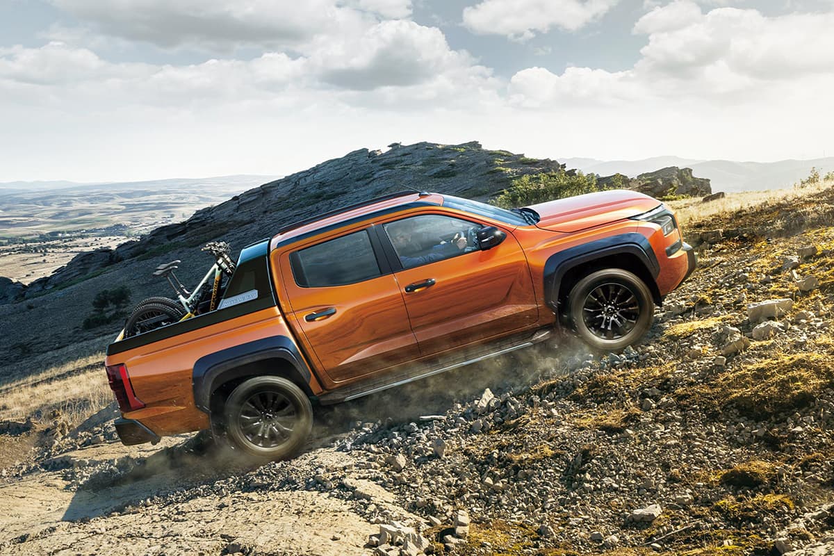 「三菱自動車」 1トンピックアップトラックいよいよ日本で発売！ 実用性と堅牢性そしてSUV並みの快適性を兼ね備えたモデル - MONOCOTO｜ モノがわかる コトが見える｜モノコト