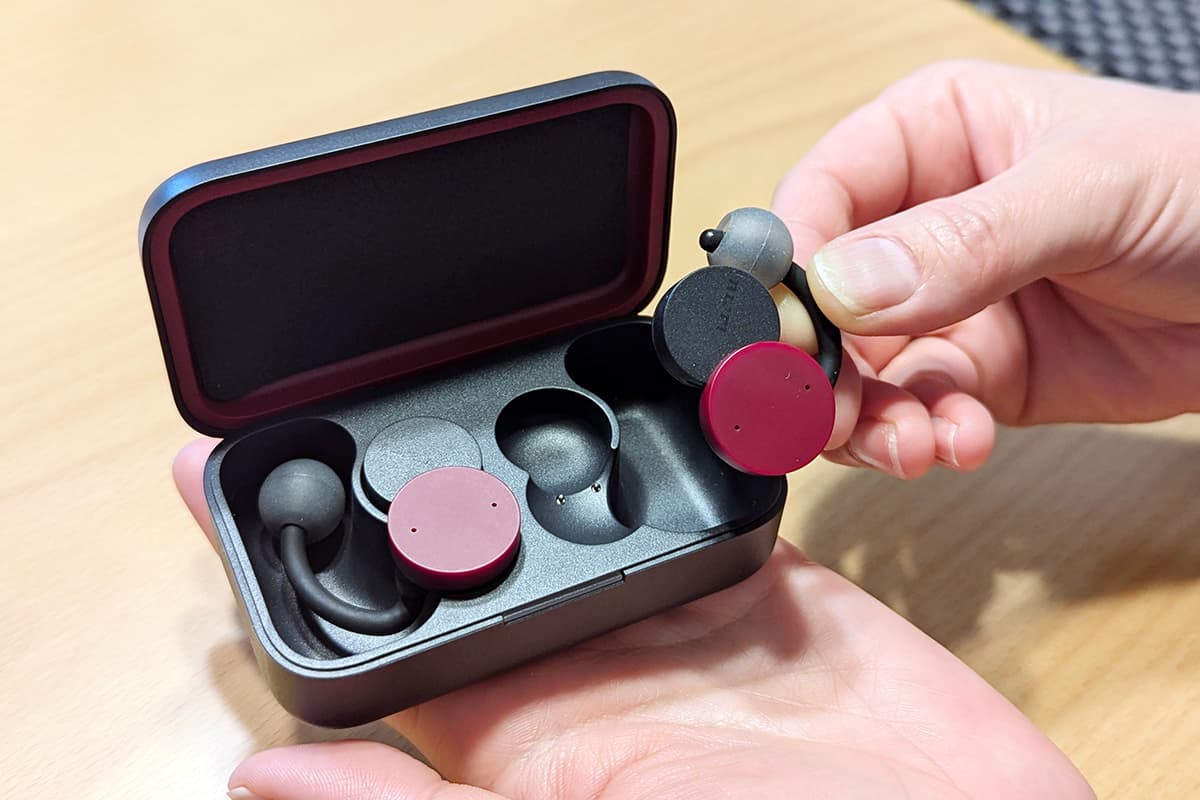 【レビュー】nwmが新たに発売したオープンタイプのイヤホンを使ってみた！初めての感覚っ、フワっとした着け心地がクセになる - MONOCOTO｜ モノがわかる コトが見える｜モノコト