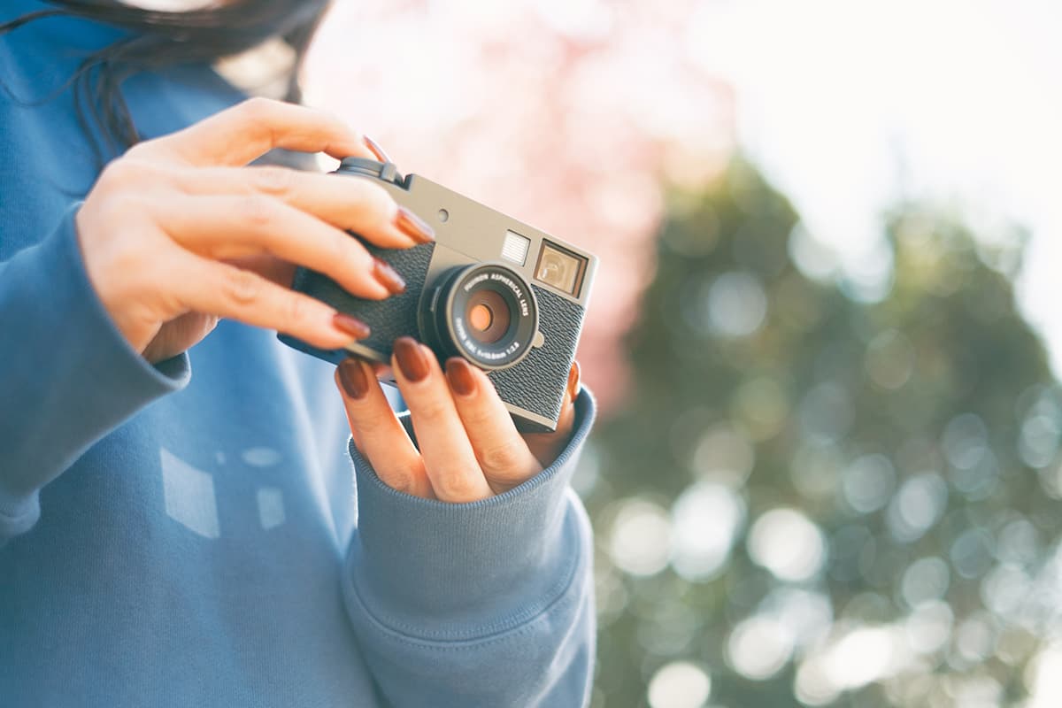 [富士フイルム]ハーフサイズカメラをモチーフにしたコンパクトデジタルカメラ発売！フィルムカメラライクな写真表現をデジタルで再現 | MONOCOTO｜ モノがわかる コトが見える｜モノコト